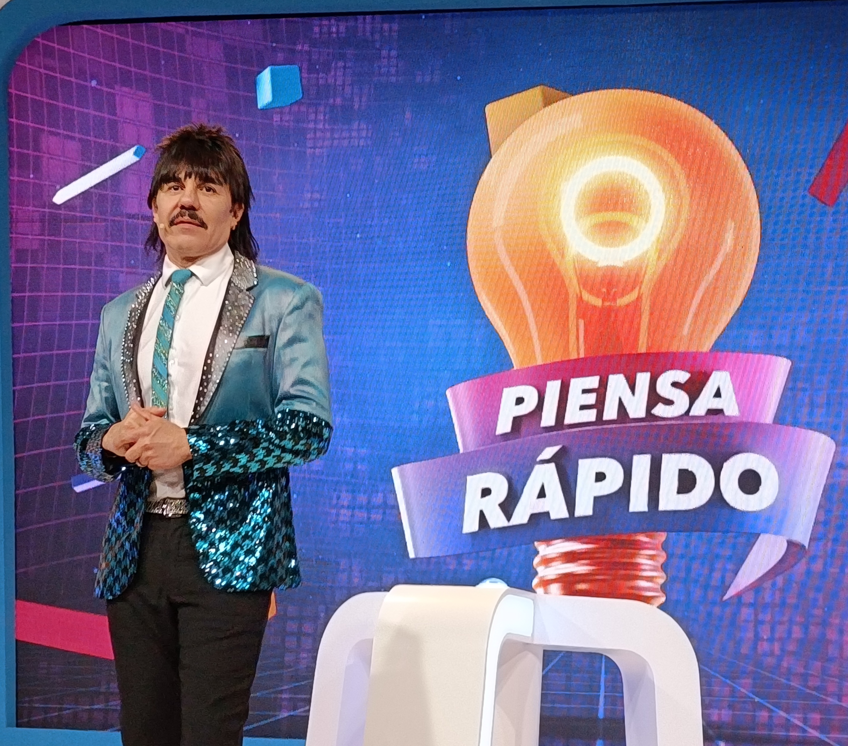 Adrián Uribe Regresa a los Game Show con el Programa “Piensa Rápido” – VIVE & COMENTA